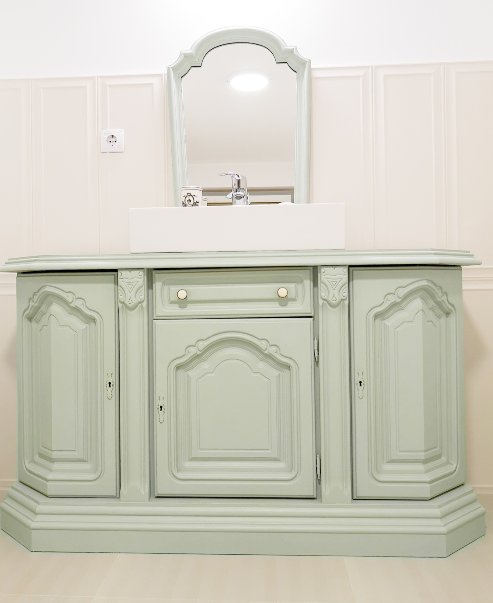 Vopsirea mobilei din baie - Cochet Home Decor